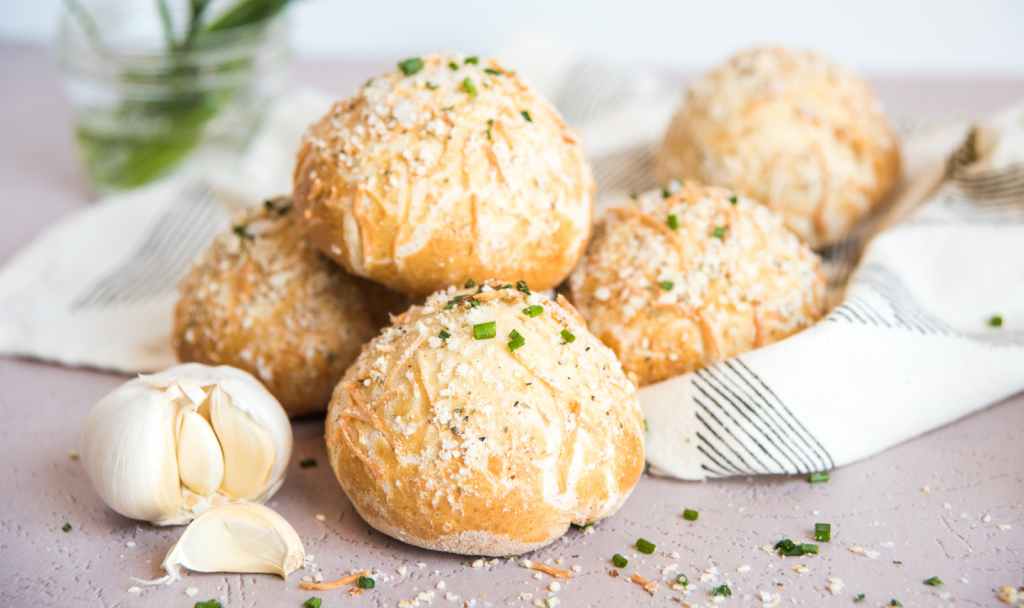 Cheesy Garlic and Chive Rolls - Macrostax